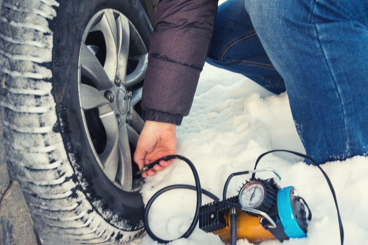 33 Items To Build A DIY Winter Emergency Kit For Your Car