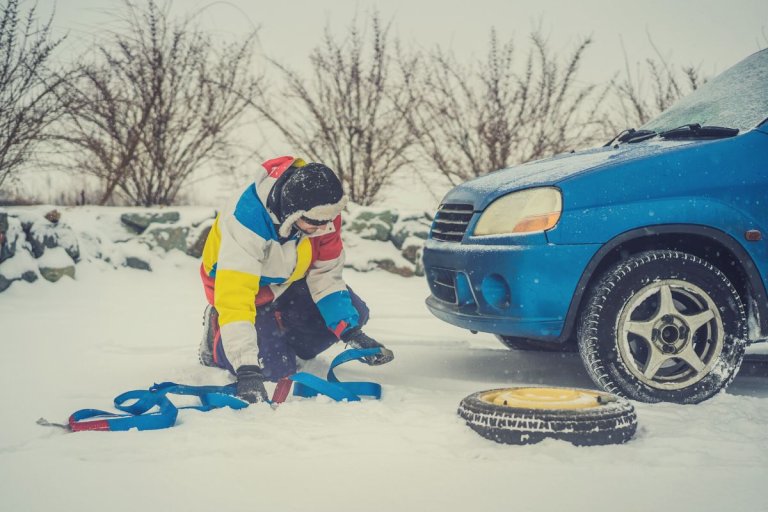 33 Items To Build A DIY Winter Emergency Kit For Your Car