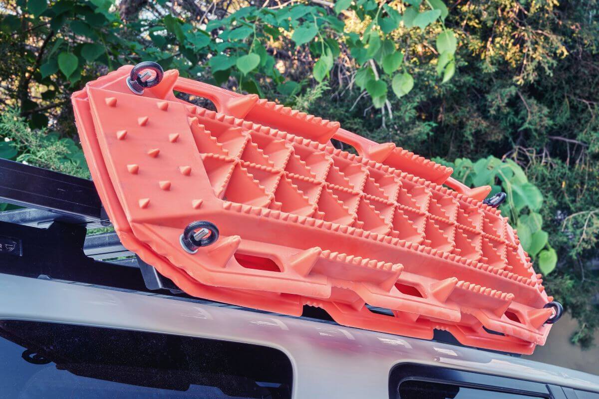 33 Items To Build A DIY Winter Emergency Kit For Your Car