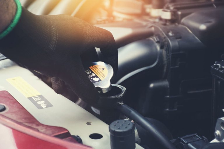 33 Items To Build A DIY Winter Emergency Kit For Your Car